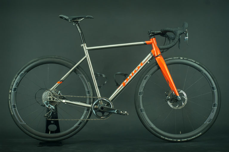 Custom painted road bike - Pilotcycles.com